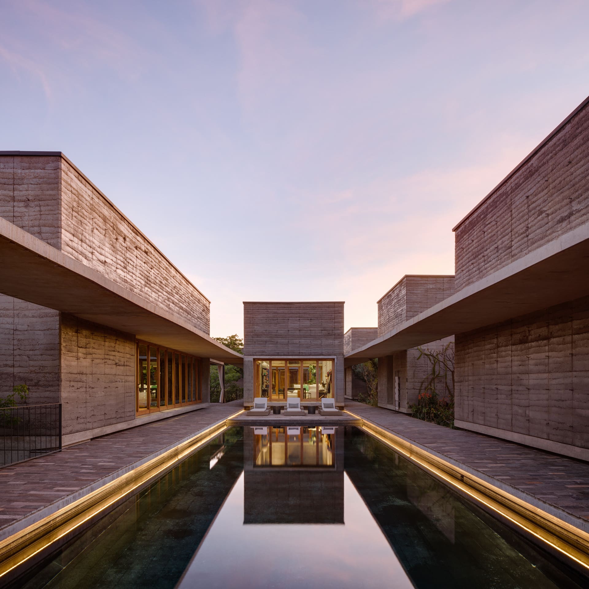 A RESIDENCE DIVIDED INTO TWELVE BLOCKS IN MEXICO - Galerie Joseph